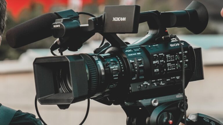 Lens Hoods | Types, When to Use and When Not to Use Them - Pixobo - Profitable Photography